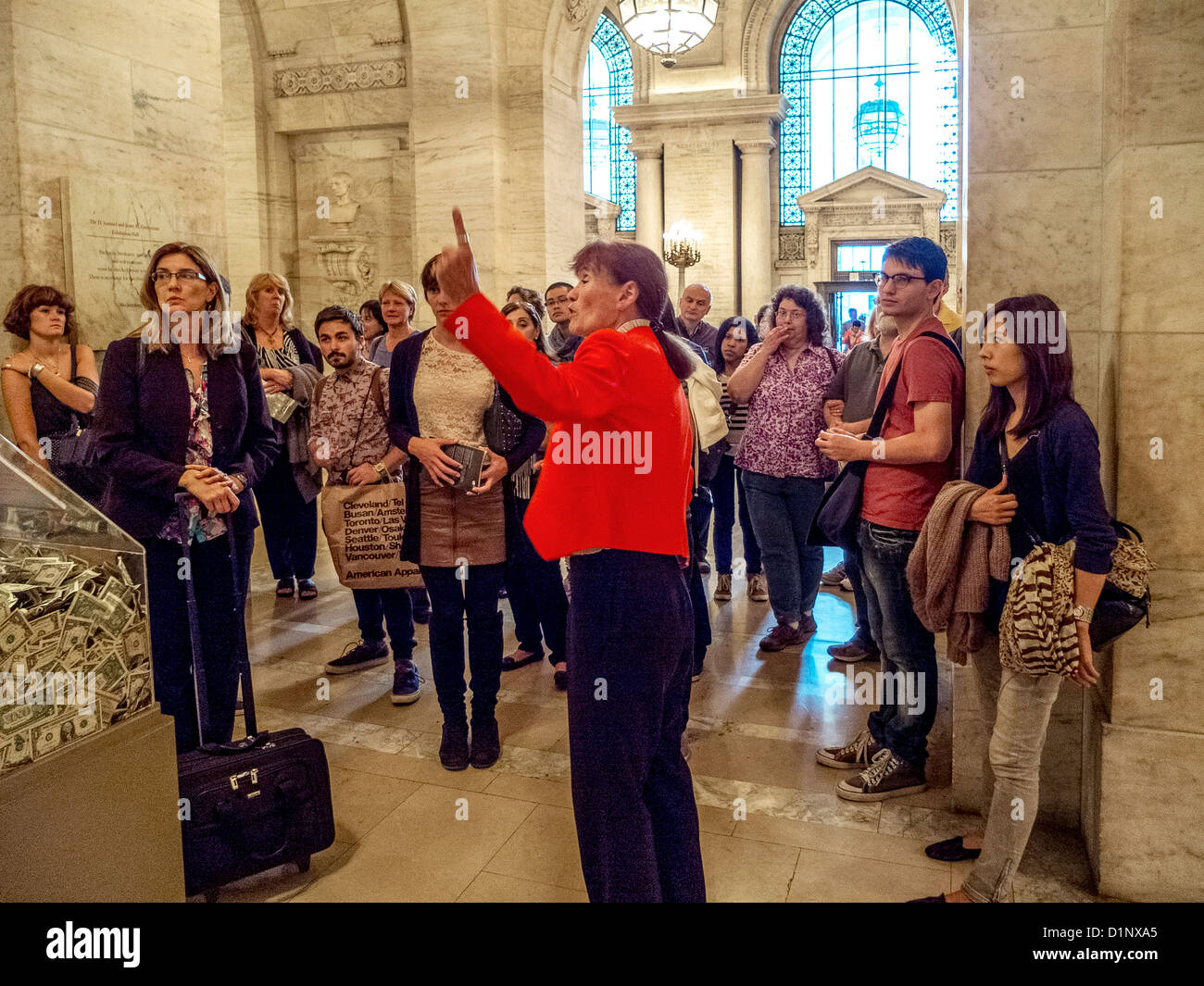 Tour guide leading groups hi-res stock photography and images - Alamy