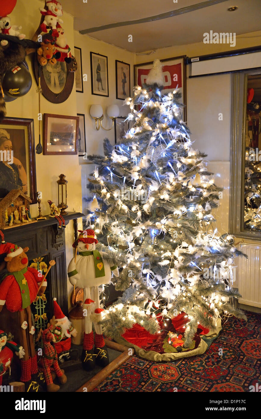 Pub christmas decorations hi-res stock photography and images - Alamy