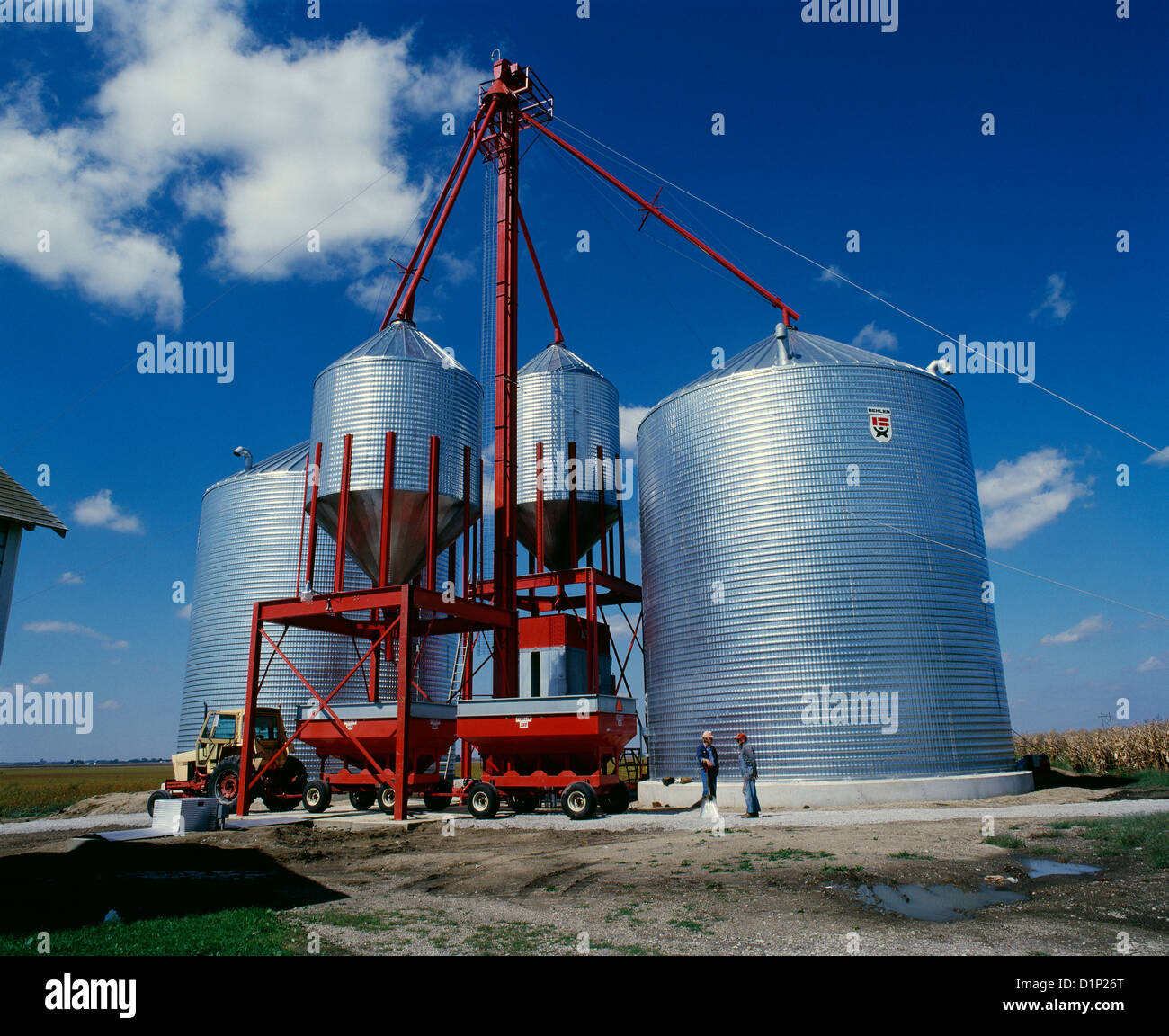 LARGE GRAIN STORAGE BINS / ILLINOIS Stock Photo - Alamy