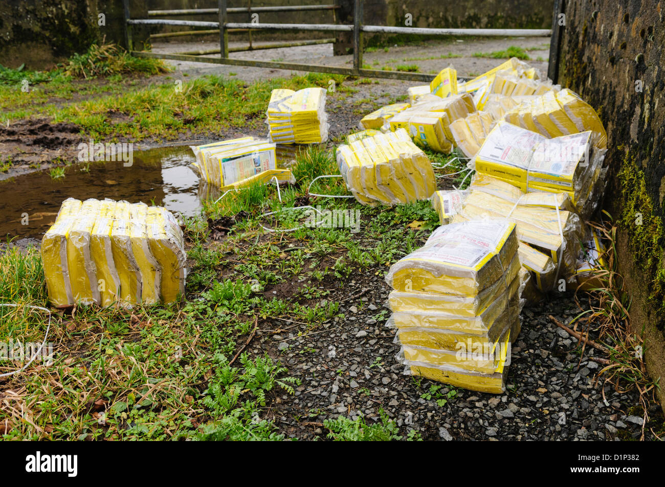 Yellow pages phone book hi-res stock photography and images - Alamy