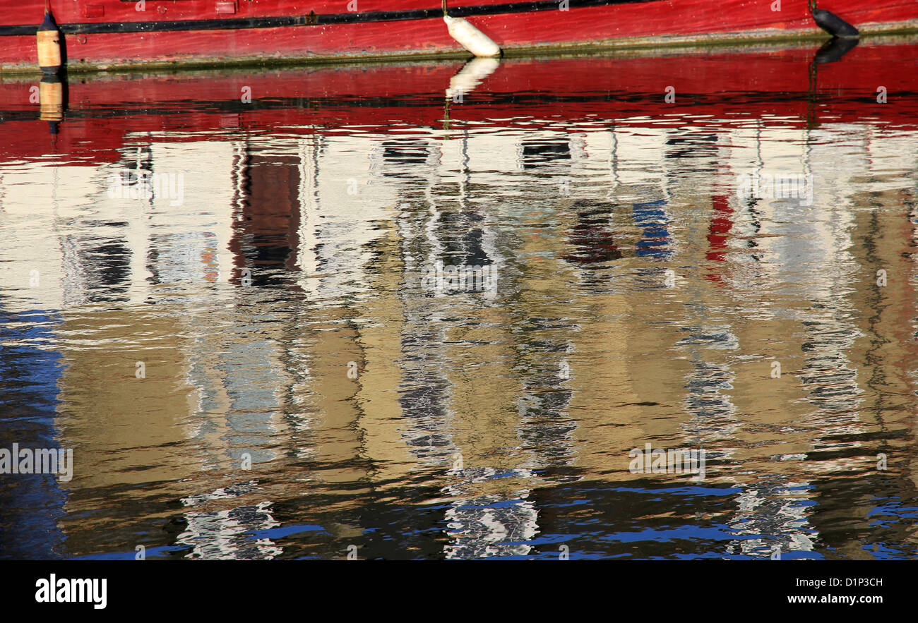 Reflection of river boats on River Cam, Cambridge, England, UK Stock ...