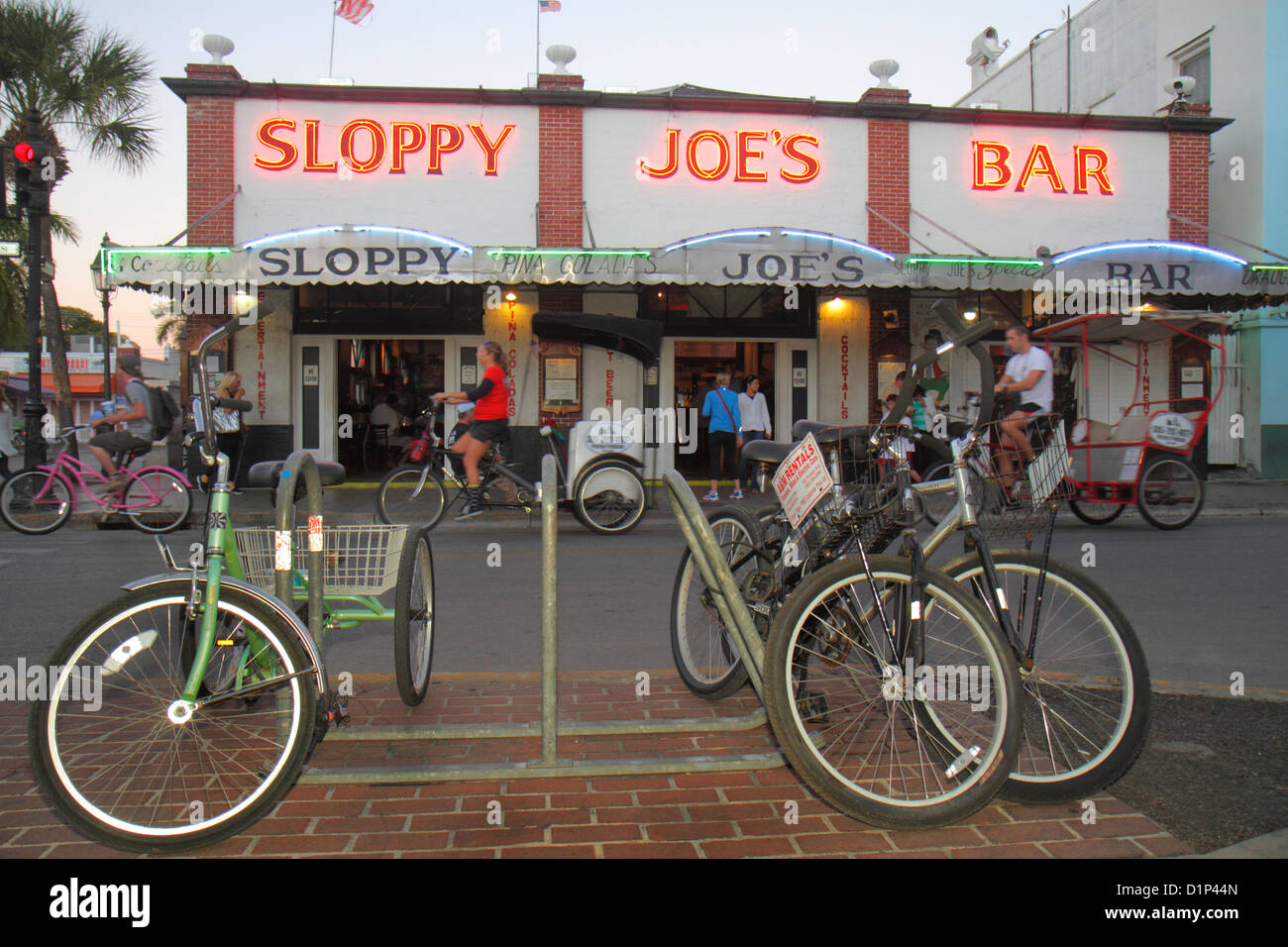 Pub front entrance hi-res stock photography and images - Alamy