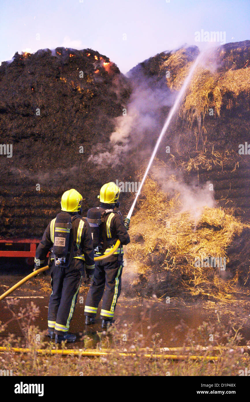 Straw fire hi-res stock photography and images - Alamy