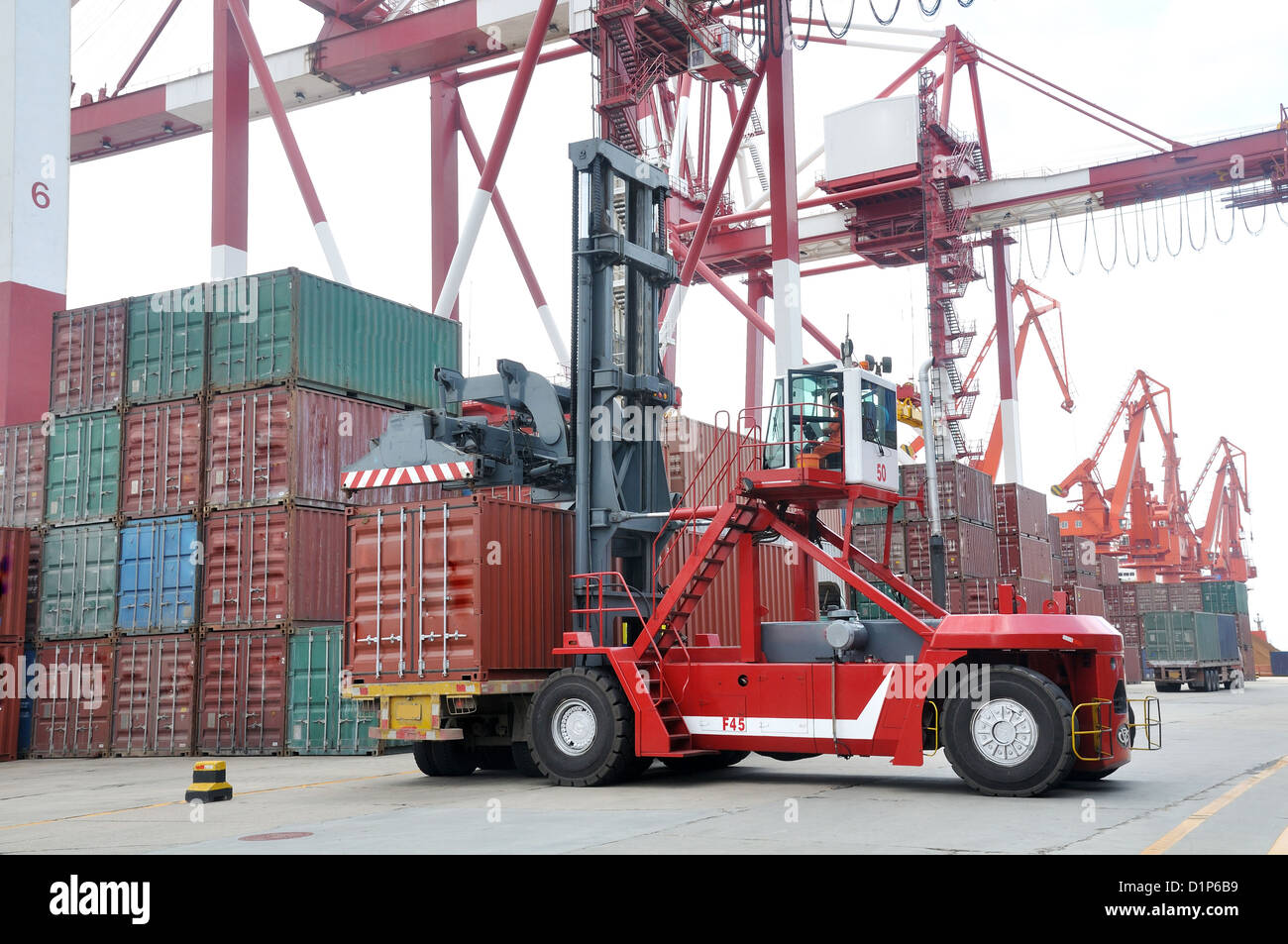 Container forklift working Stock Photo - Alamy