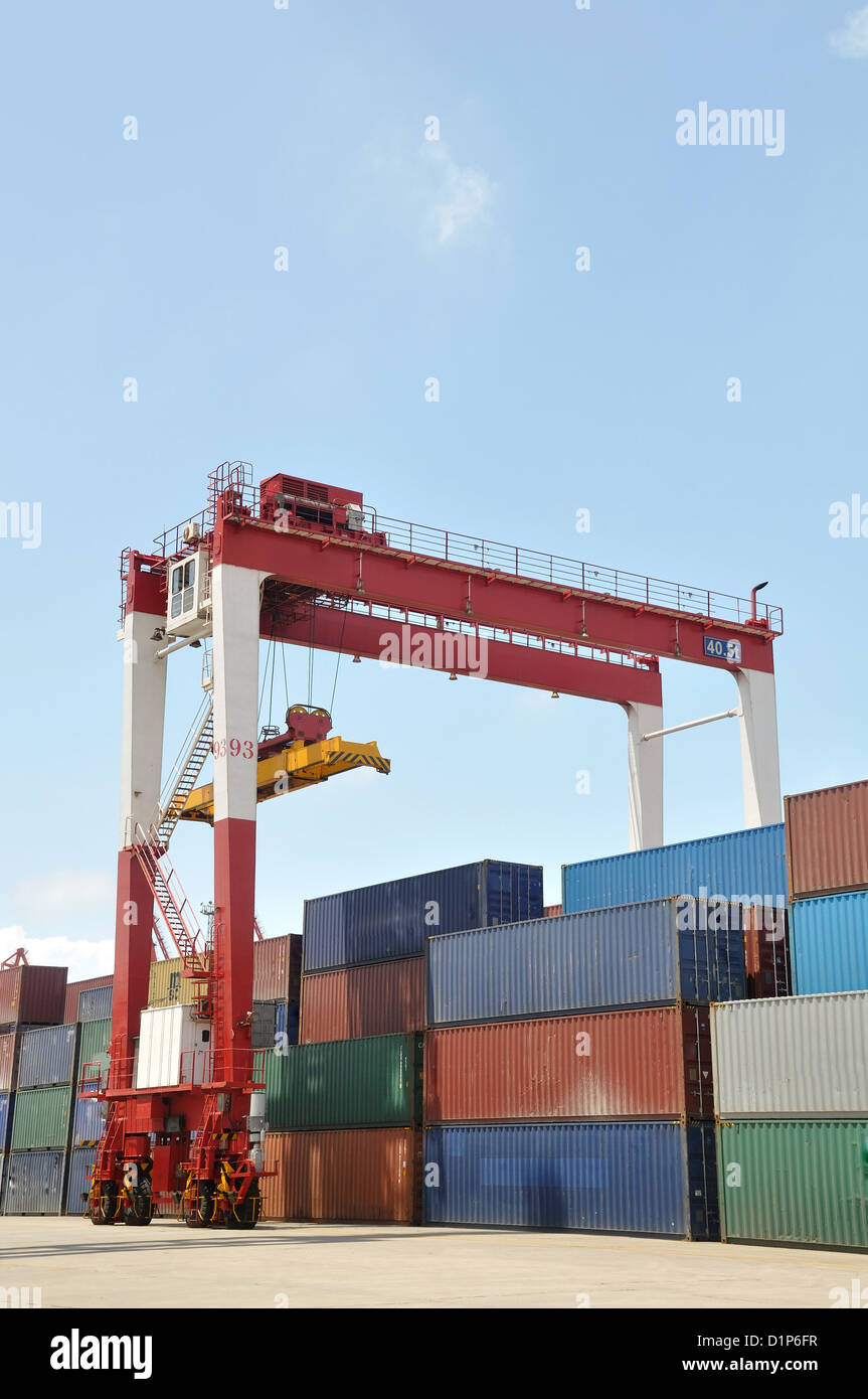 Container ships loading and china hi-res stock photography and images ...