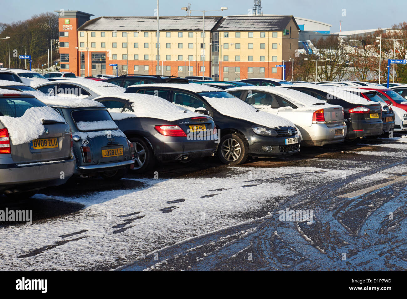 Snow covered cars in the long term car park at Luton Airport Stock ...