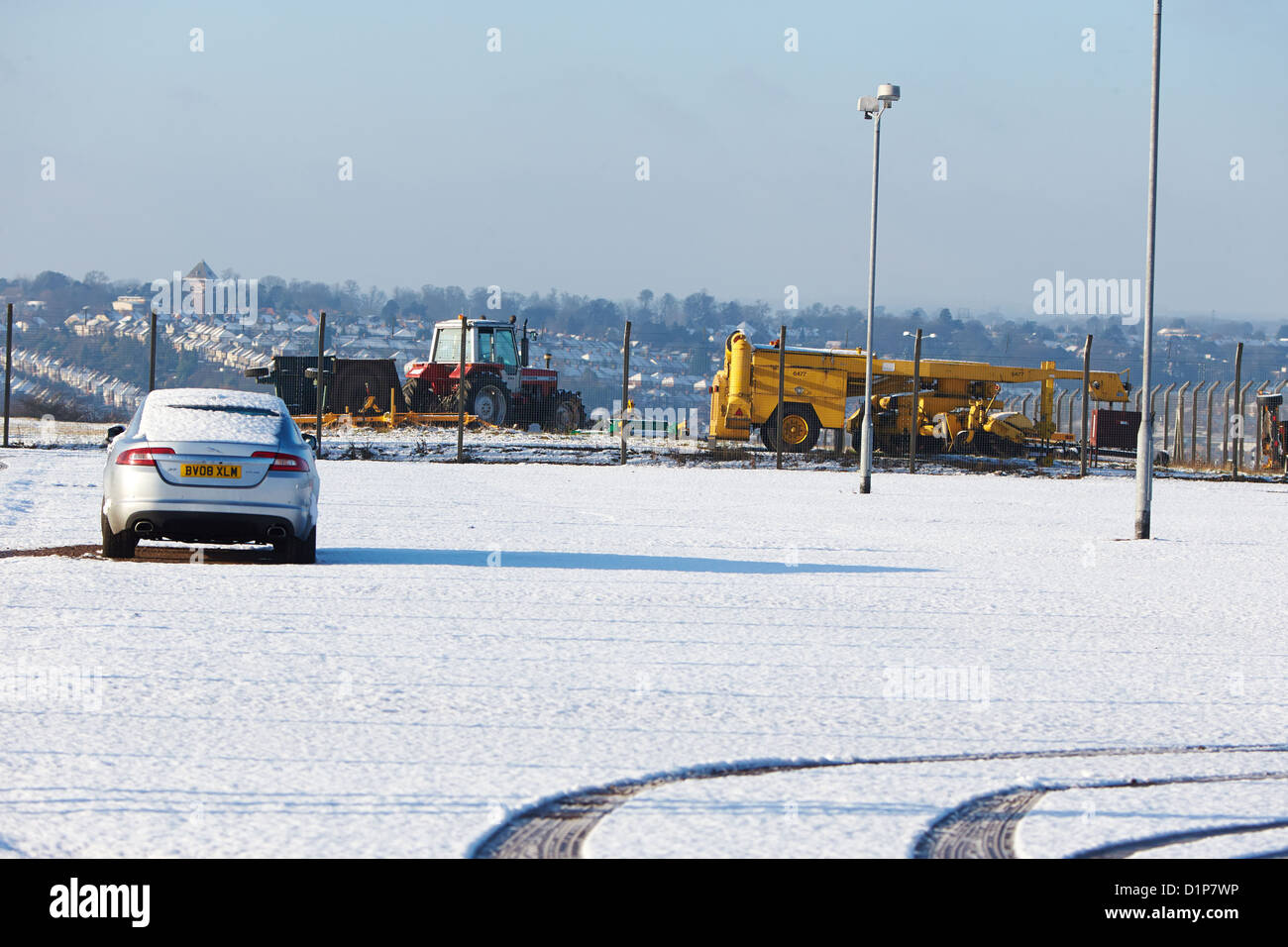 Snow covered cars in the long term car park at Luton Airport Stock ...