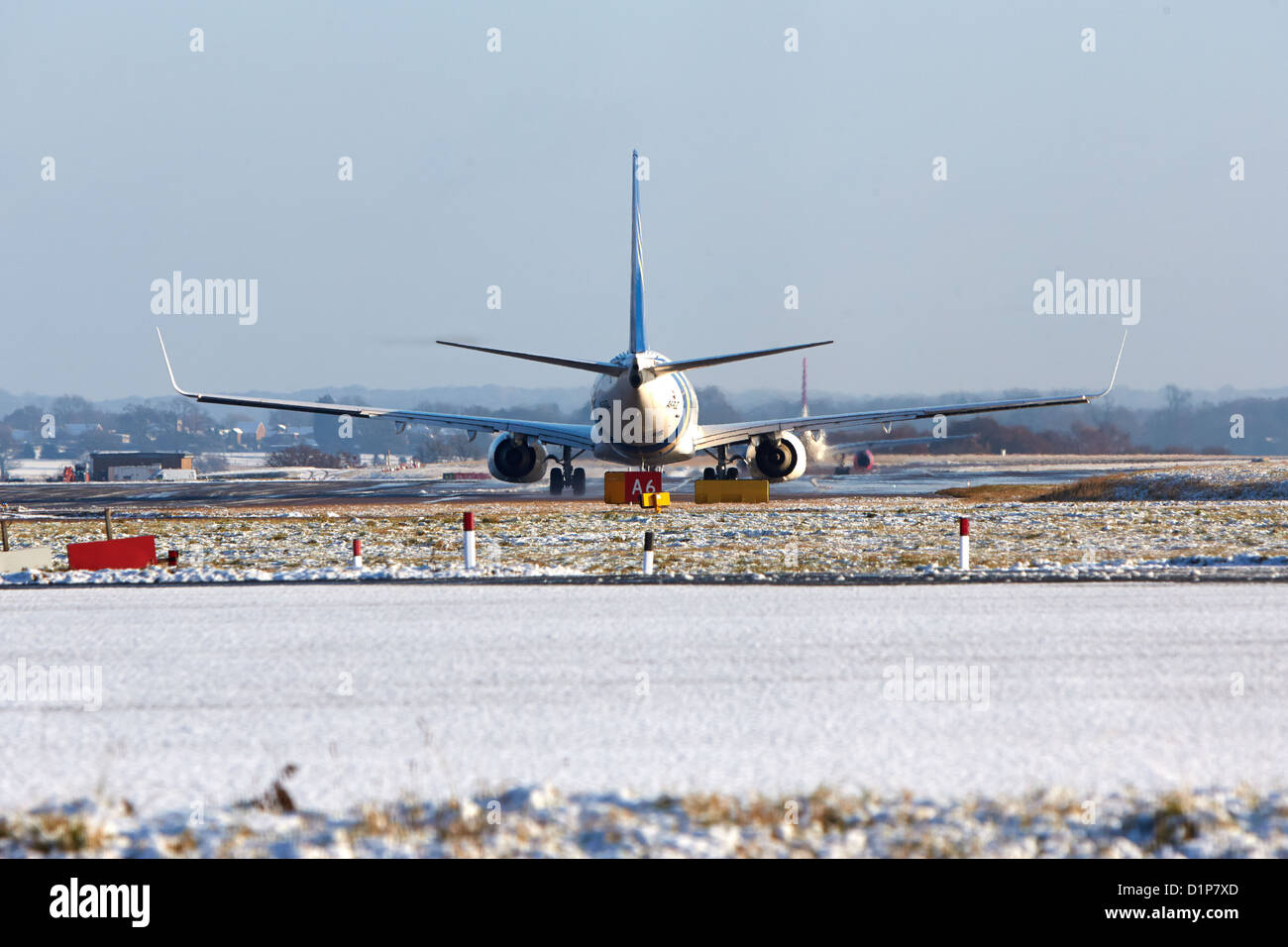 Planes queue to takeoff at Luton Airport following overnight snow Stock ...