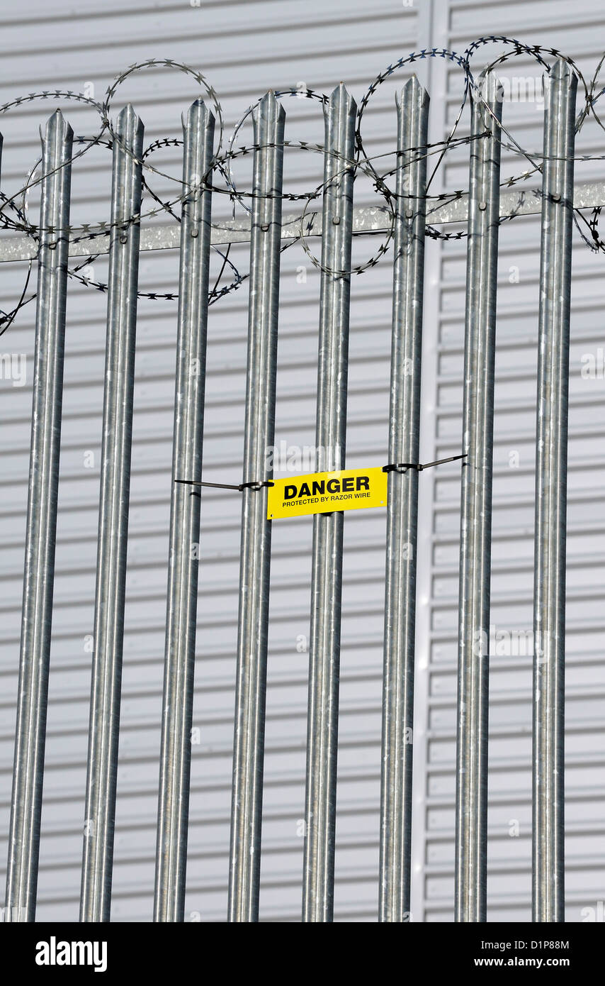 Razor wire fence warning sign hi-res stock photography and images - Alamy