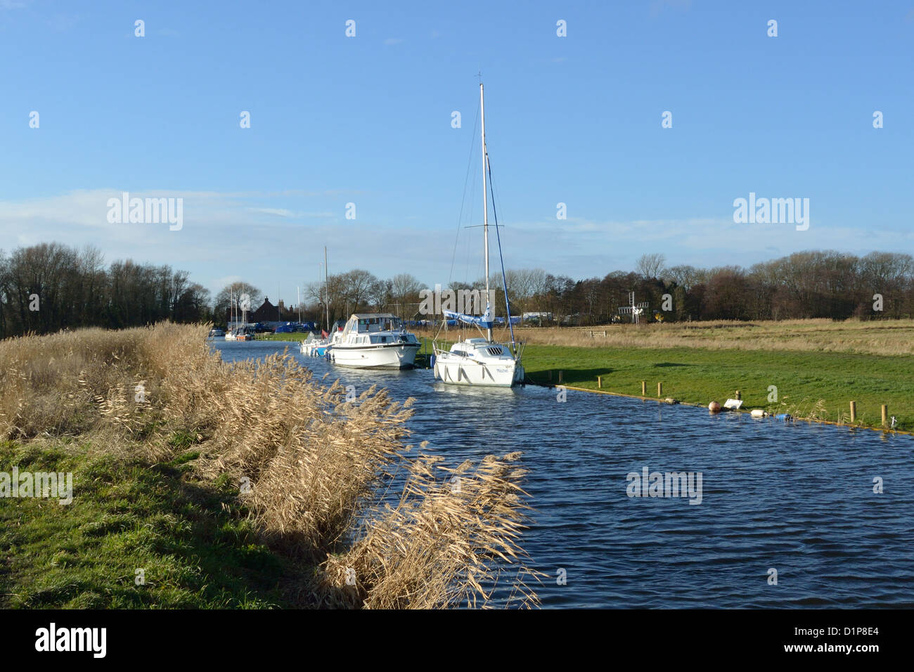 Sailing boats and Broads motor cruisers at the staithe on Upton Dyke ...