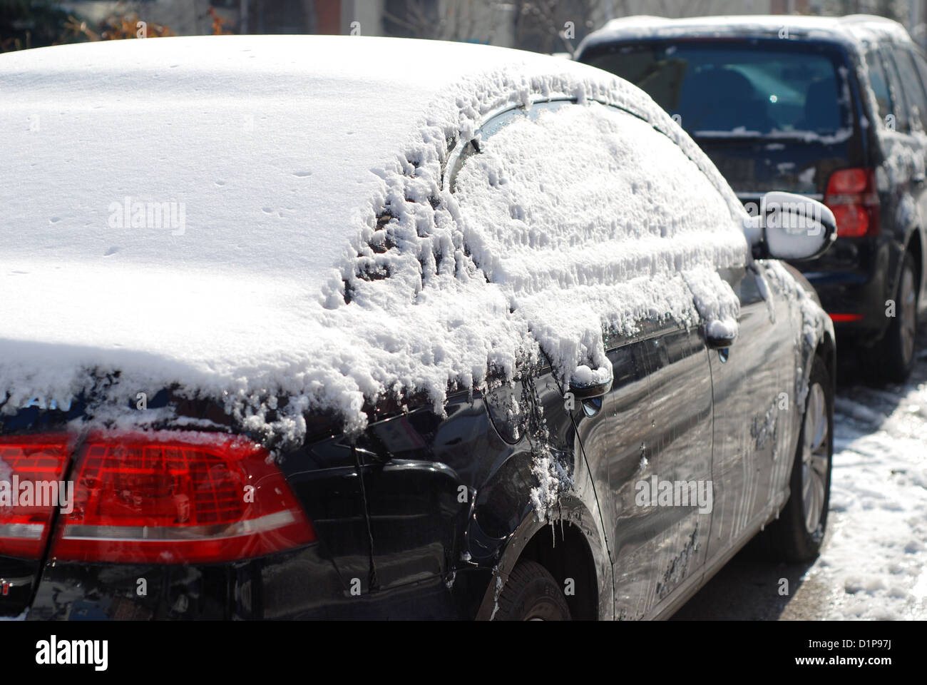 Snow covered cars Stock Photo - Alamy