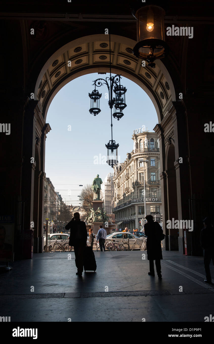 People walking through an archway hi-res stock photography and images ...