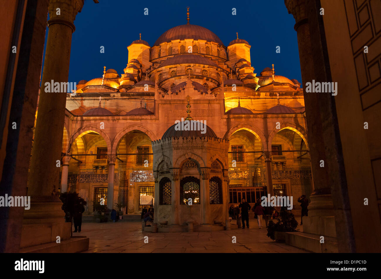 Facade of yeni camii mosque at night hi-res stock photography and ...