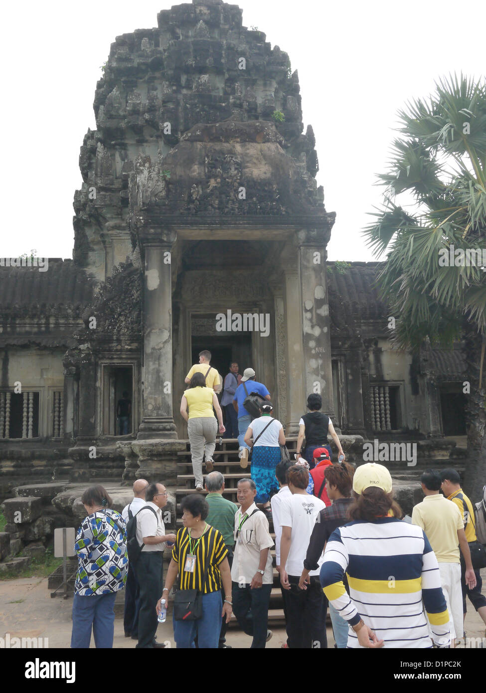 crowd people entering Angkor Wat temple Stock Photo - Alamy