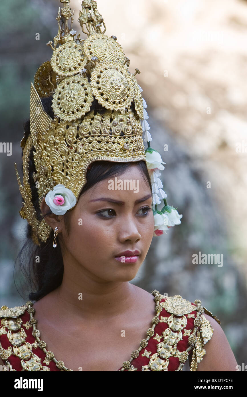 Apsara dancer at Bayon temple in Angkor Thom, Cambodia Stock Photo - Alamy