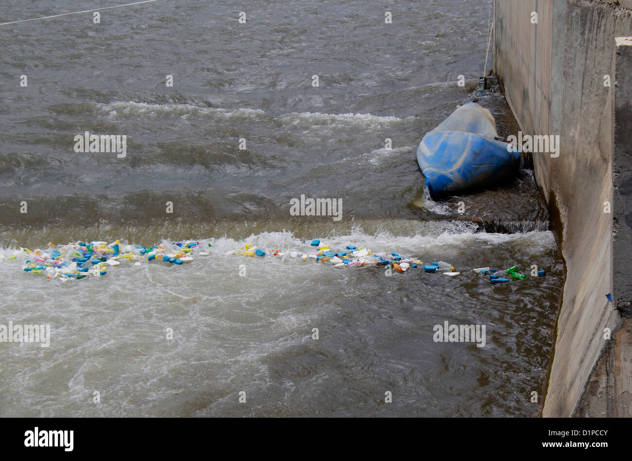 Plastic pollution river china hi-res stock photography and images - Alamy