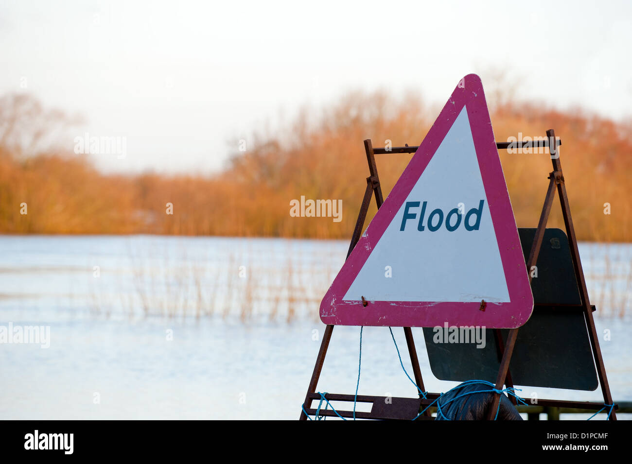 Flood warning sign uk hi-res stock photography and images - Alamy