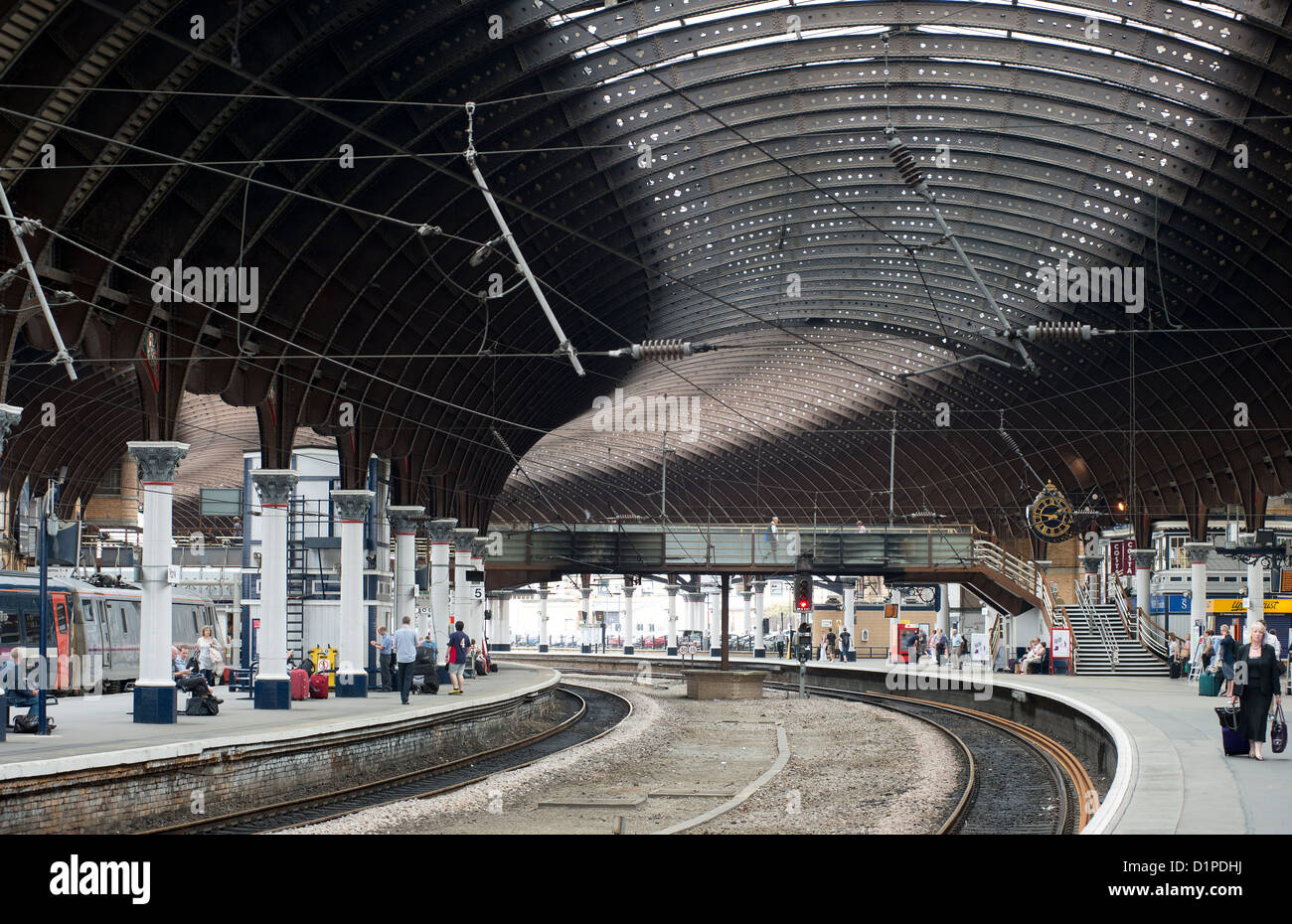 York railway station hi-res stock photography and images - Alamy