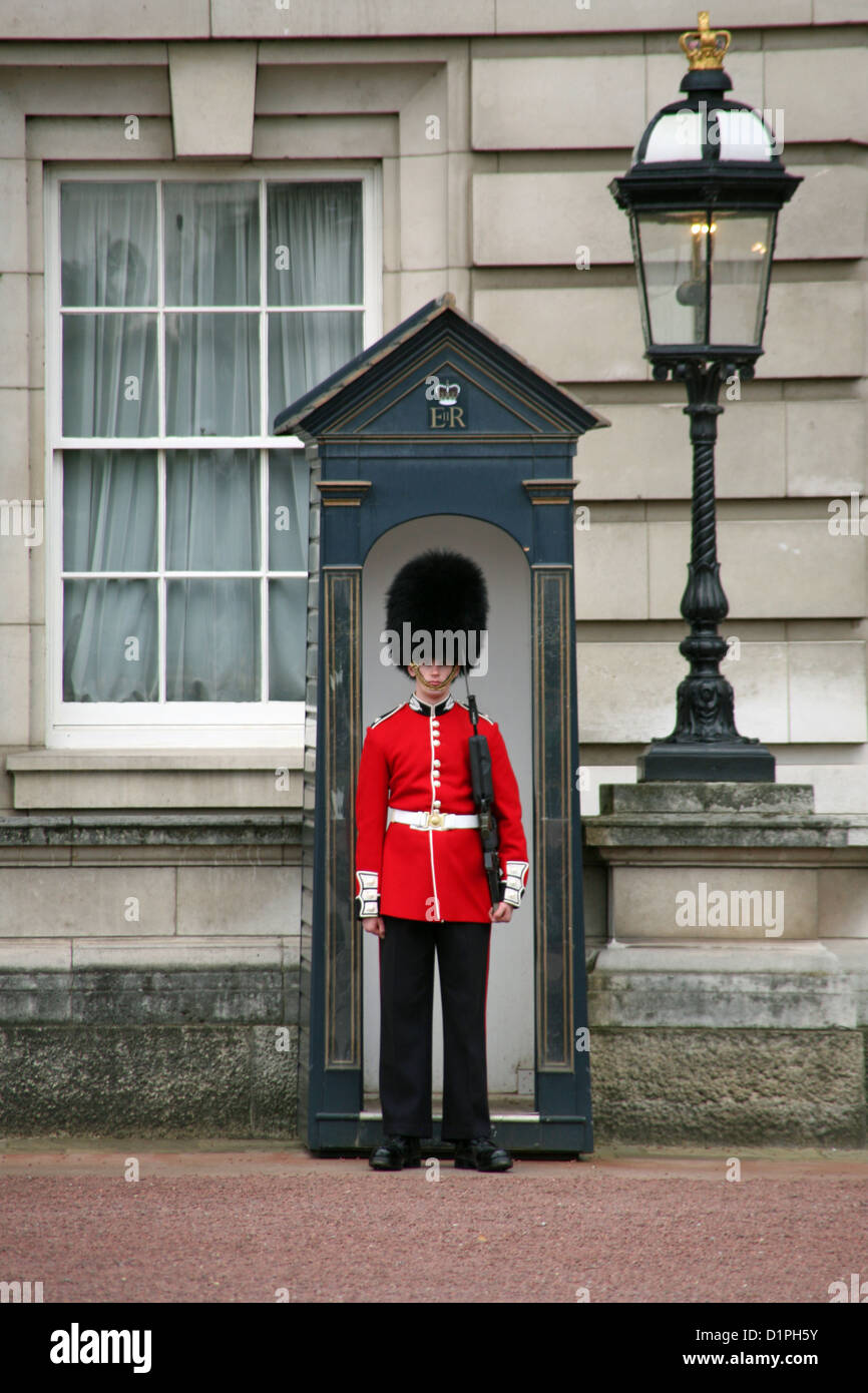 Buckingham palace and sentry box hi-res stock photography and images ...