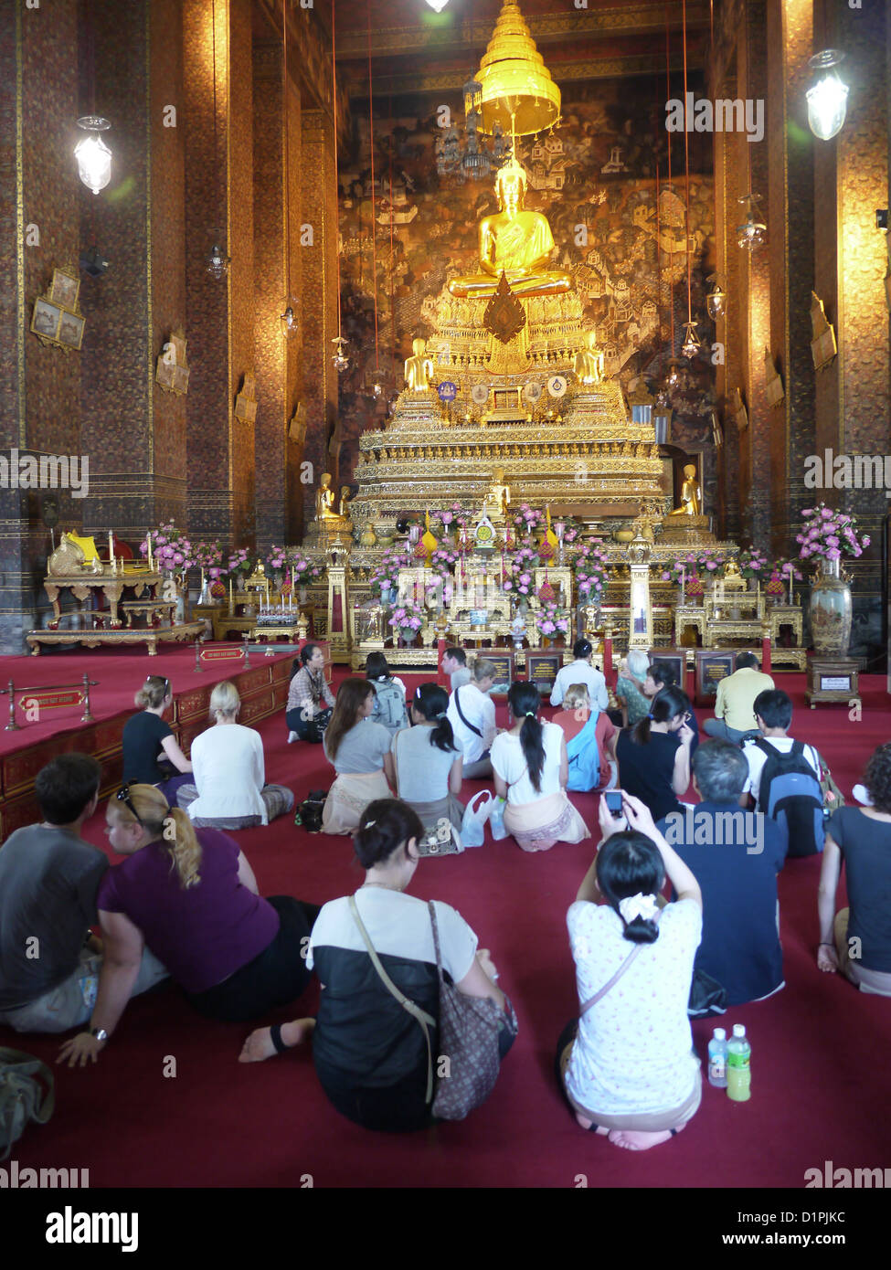 people praying inside Buddhist temple Stock Photo - Alamy
