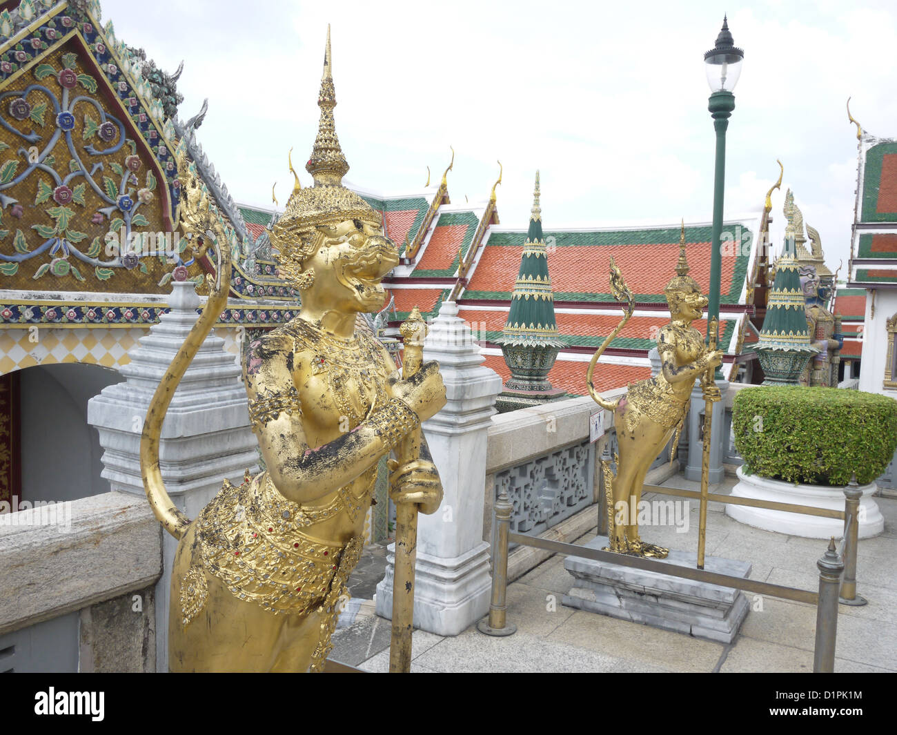 Kinnari statue wat phra kaew hi-res stock photography and images - Alamy