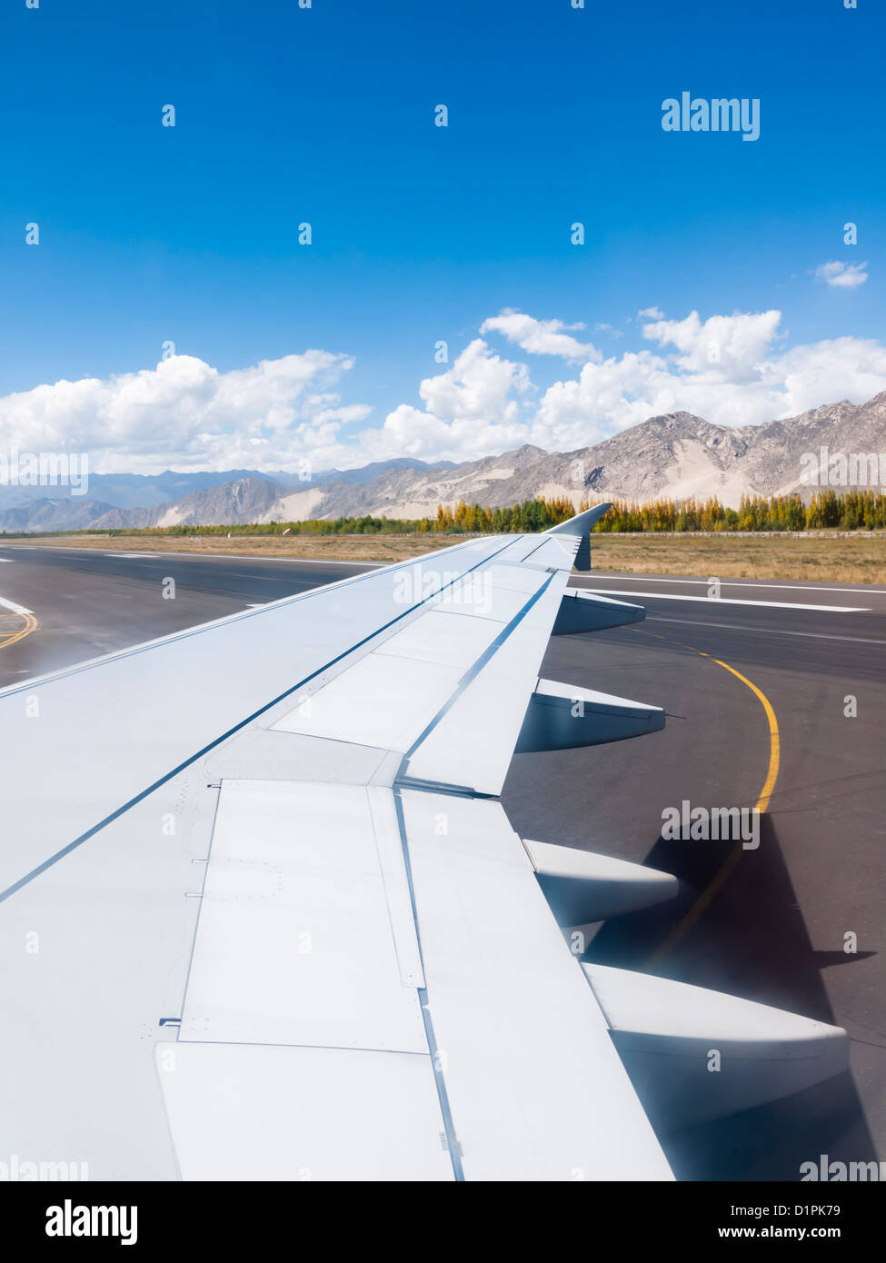 Airplane window runway hi-res stock photography and images - Alamy