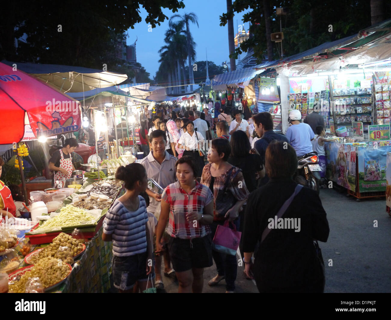 busy bangkok night market crowd Stock Photo - Alamy