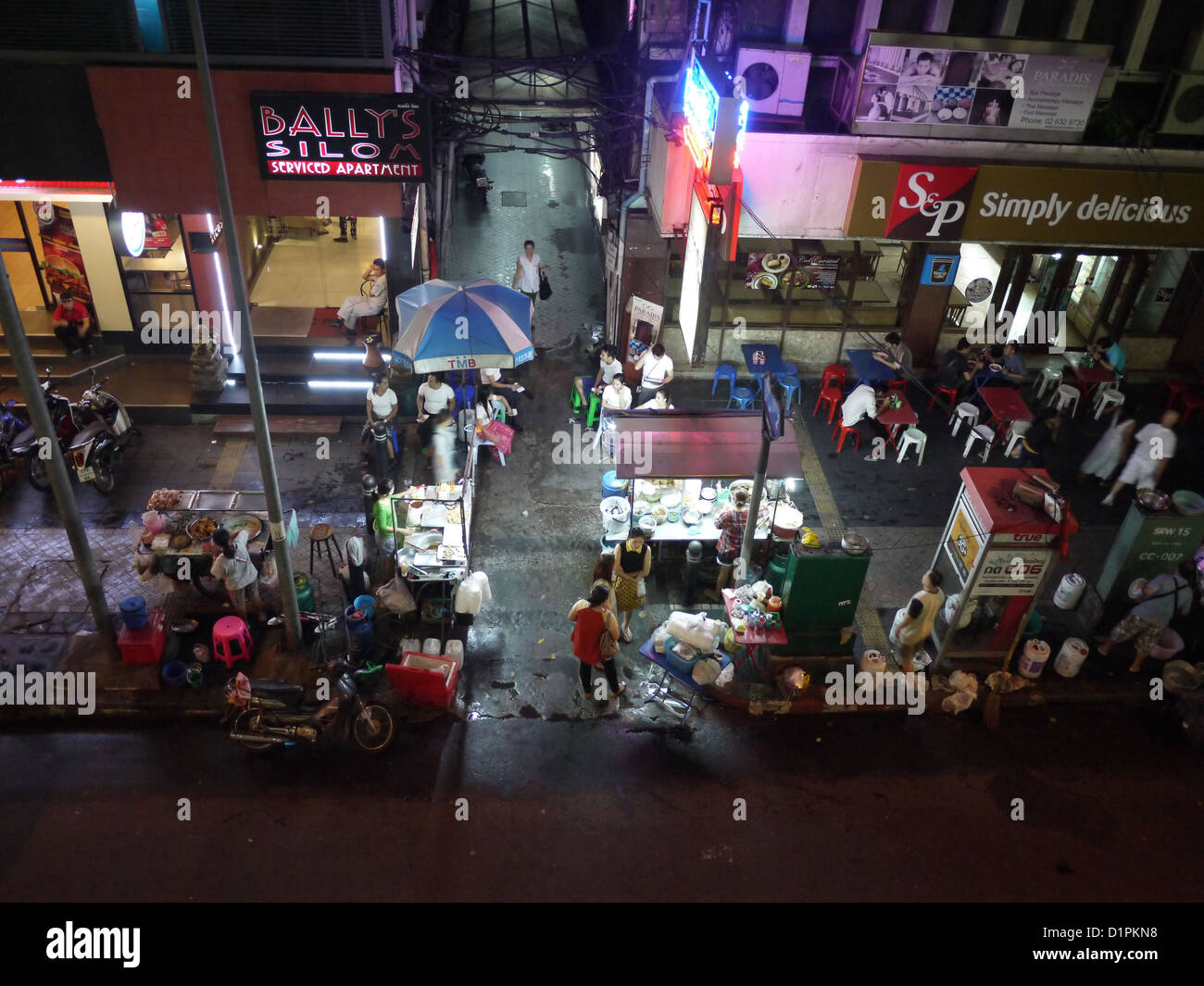 bangkok street food stall night Stock Photo - Alamy