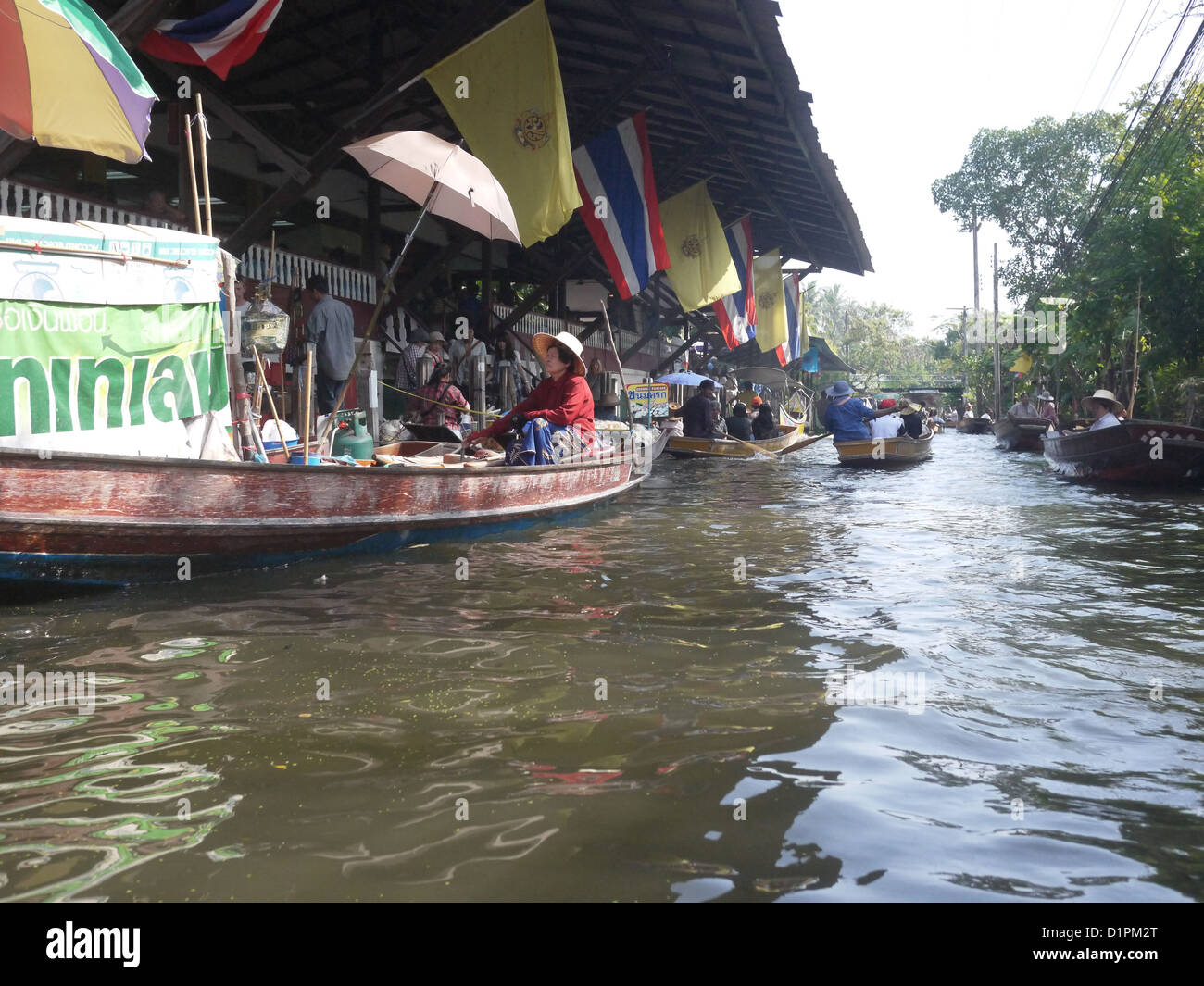 floating market river thailand Stock Photo - Alamy