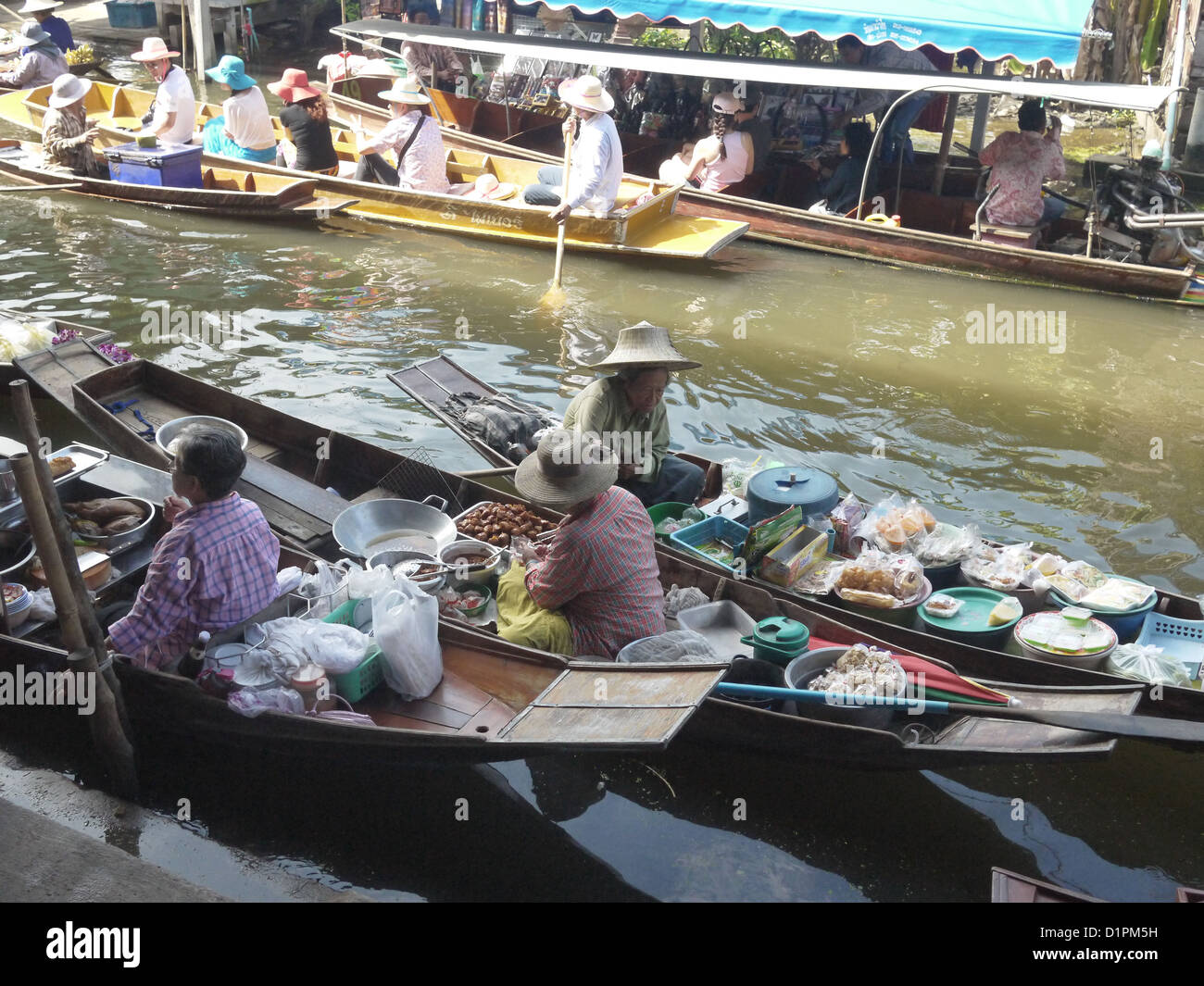 bangkok floating market boats vendors Stock Photo - Alamy