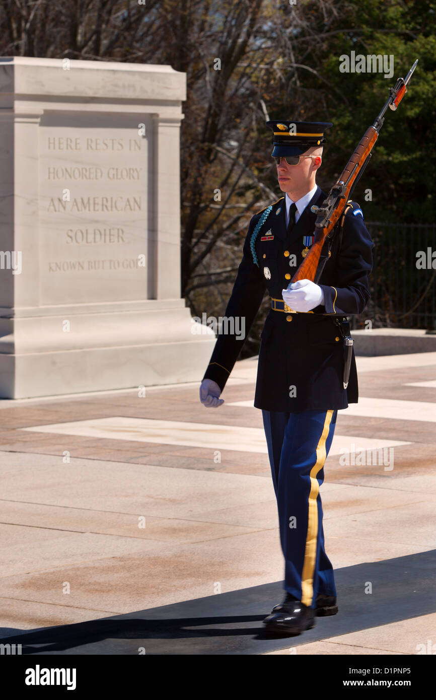 Honor guard at Tomb of the Unknown Soldier, Arlington National Cemetery ...