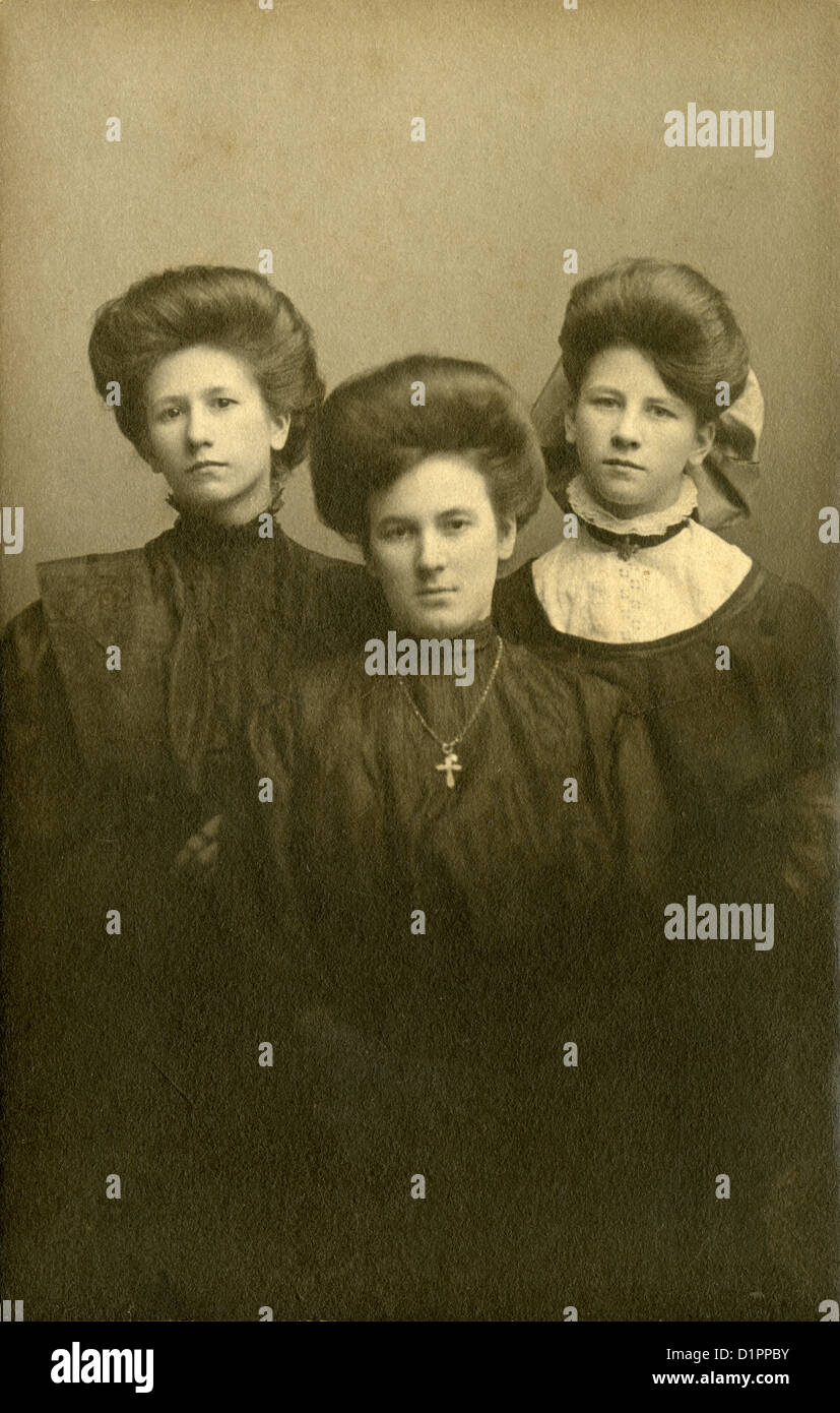 Circa 1880s photograph, three Victorian sisters from Holyoke ...