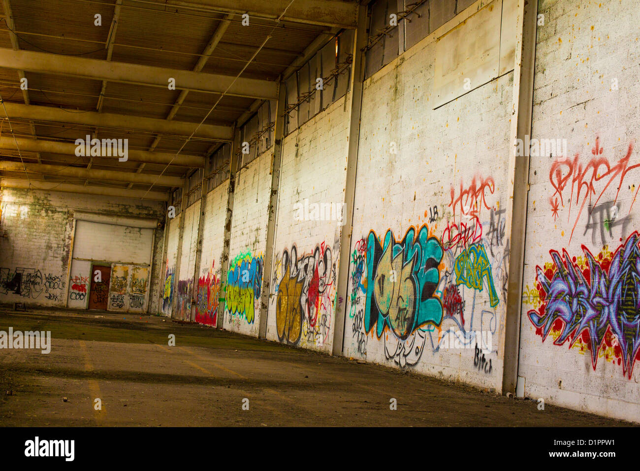 Old warehouse wall graffiti hi-res stock photography and images - Alamy
