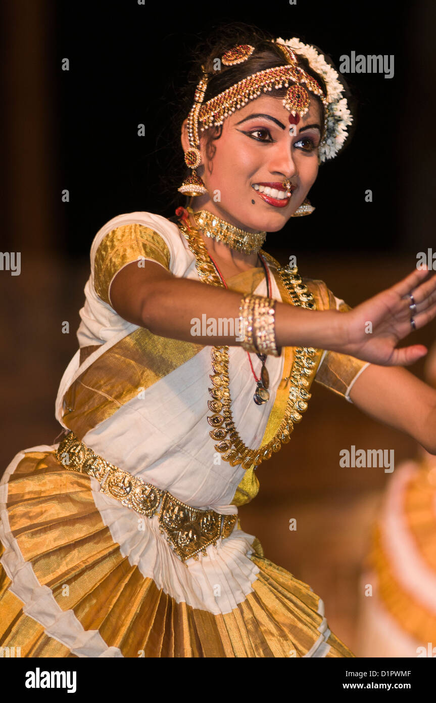 Traditional dance at Brihadishwara Temple Thanjavur Tamil Nadu India ...