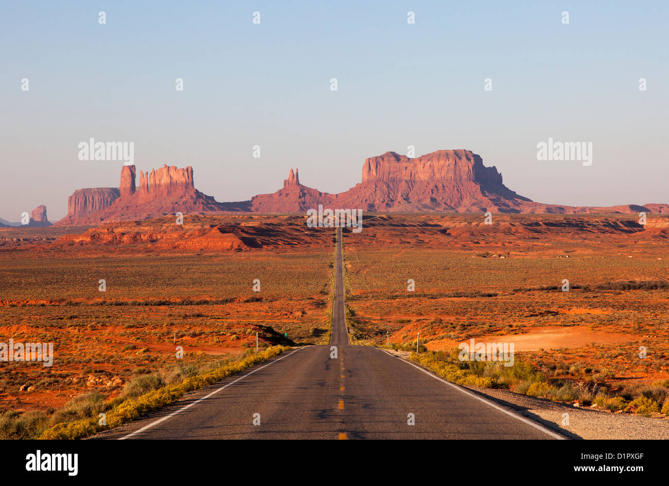 Monument valley road hi-res stock photography and images - Alamy