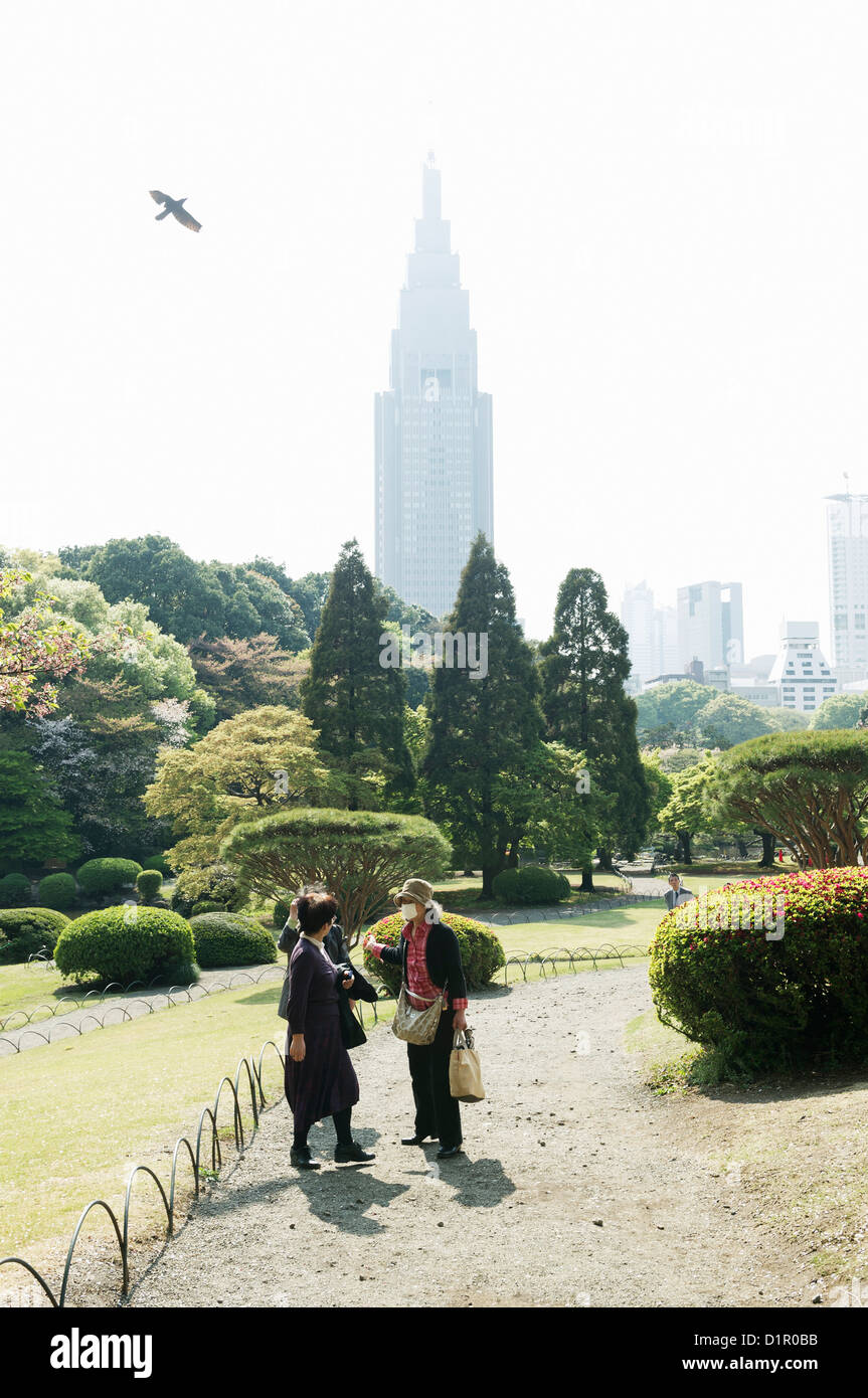 Bird and Skyscraper at Shinjuku Gyoen National Garden, in Shinjuku Park ...