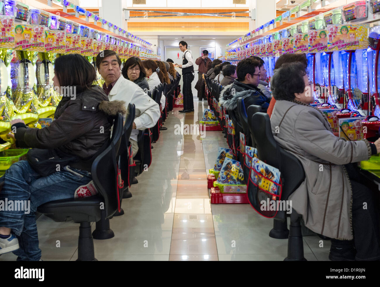 Japanese playing arcade games in Shinjuku, Tokyo Stock Photo - Alamy