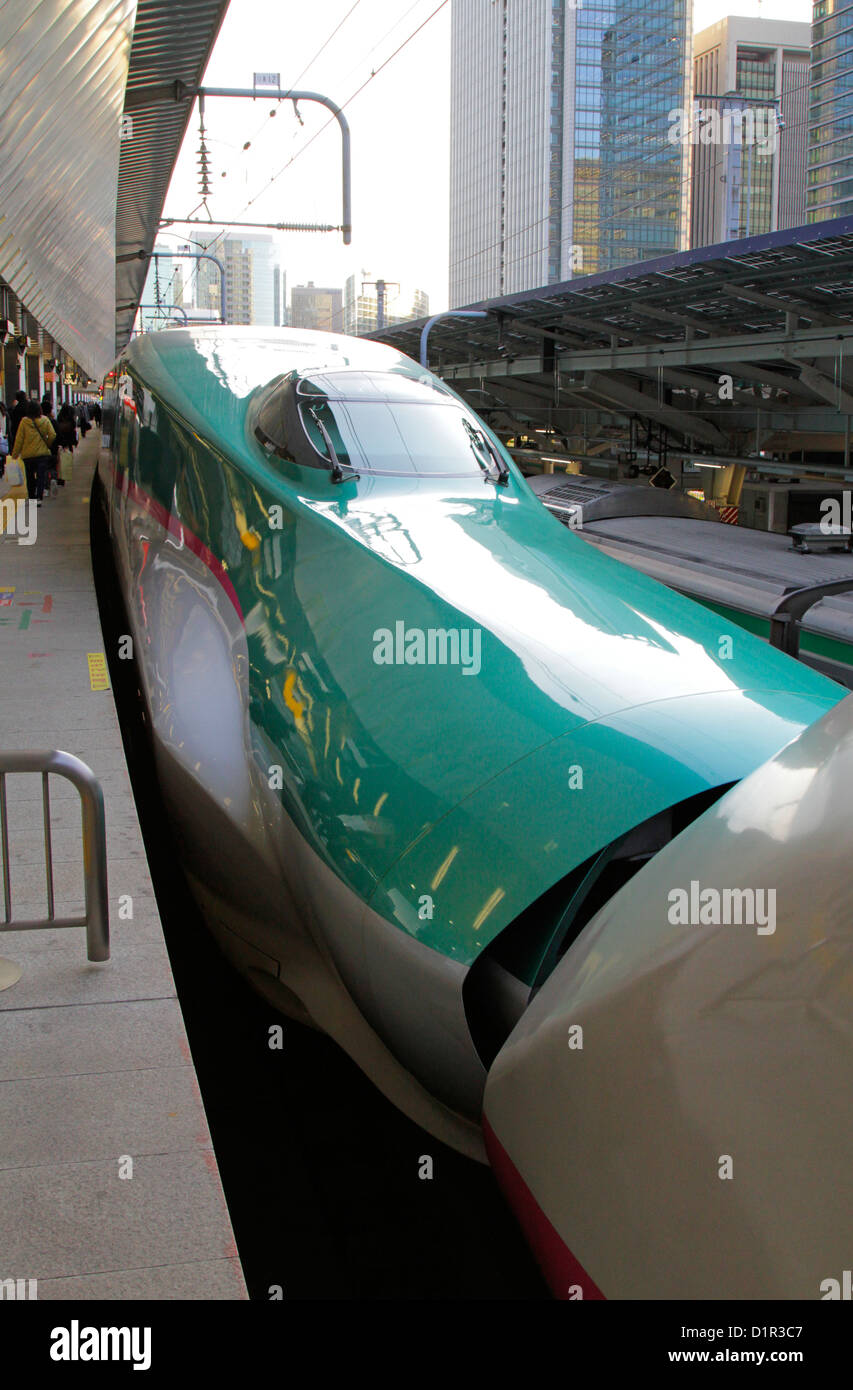 The coupling Tohoku Shinkansen E5 series Hayabusa high-speed rail line at Tokyo Station Japan ...