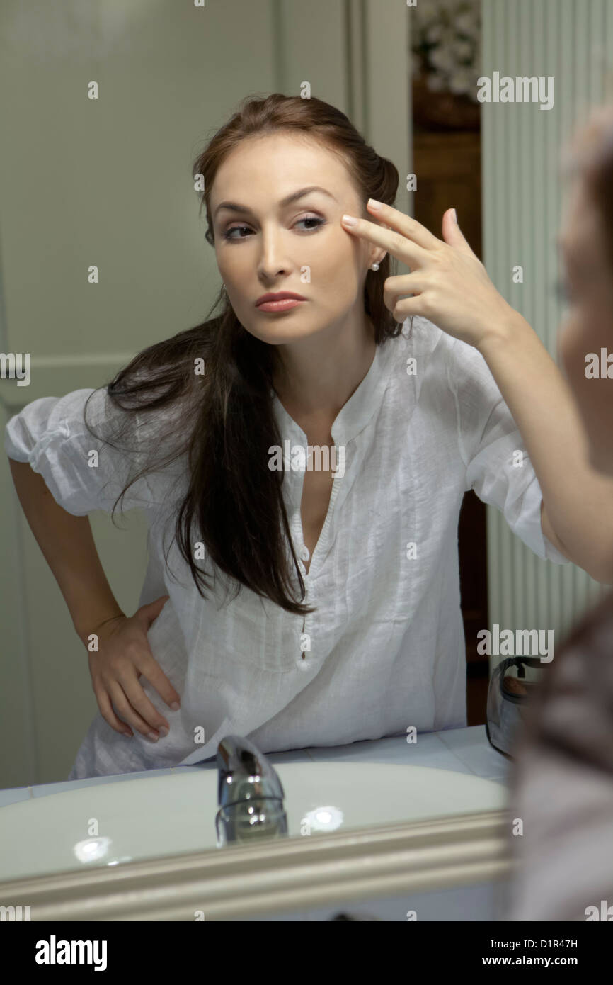 woman in the mirror check out the wrinkles Stock Photo - Alamy