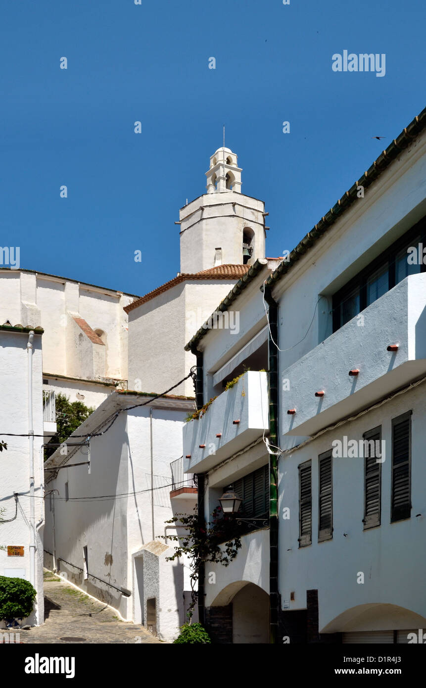 Typical alley and Santa Maria church in the background of Cadaqués ...