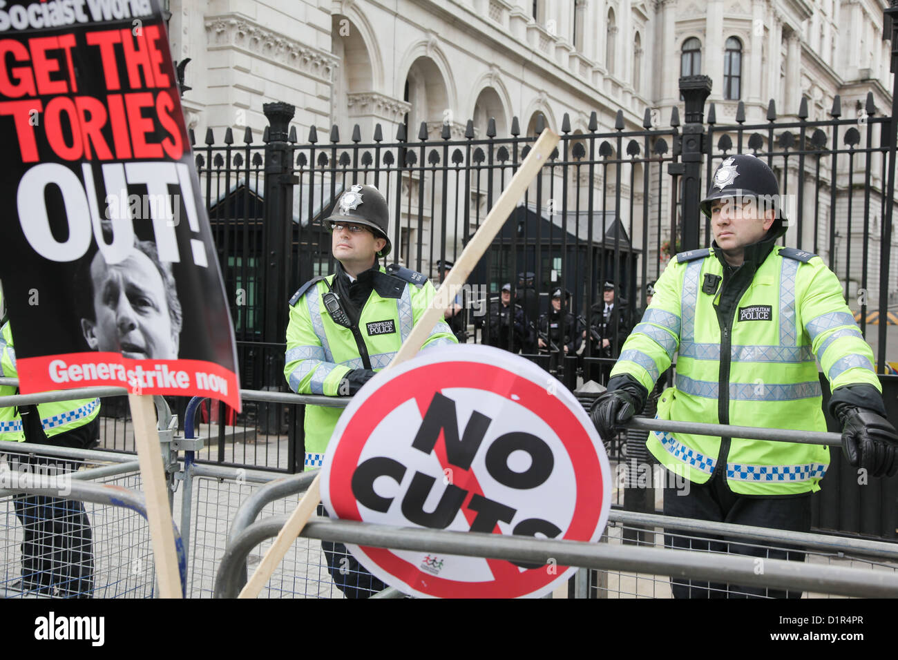 Police officers on duty protecting Downing Street 10 and the Prime ...