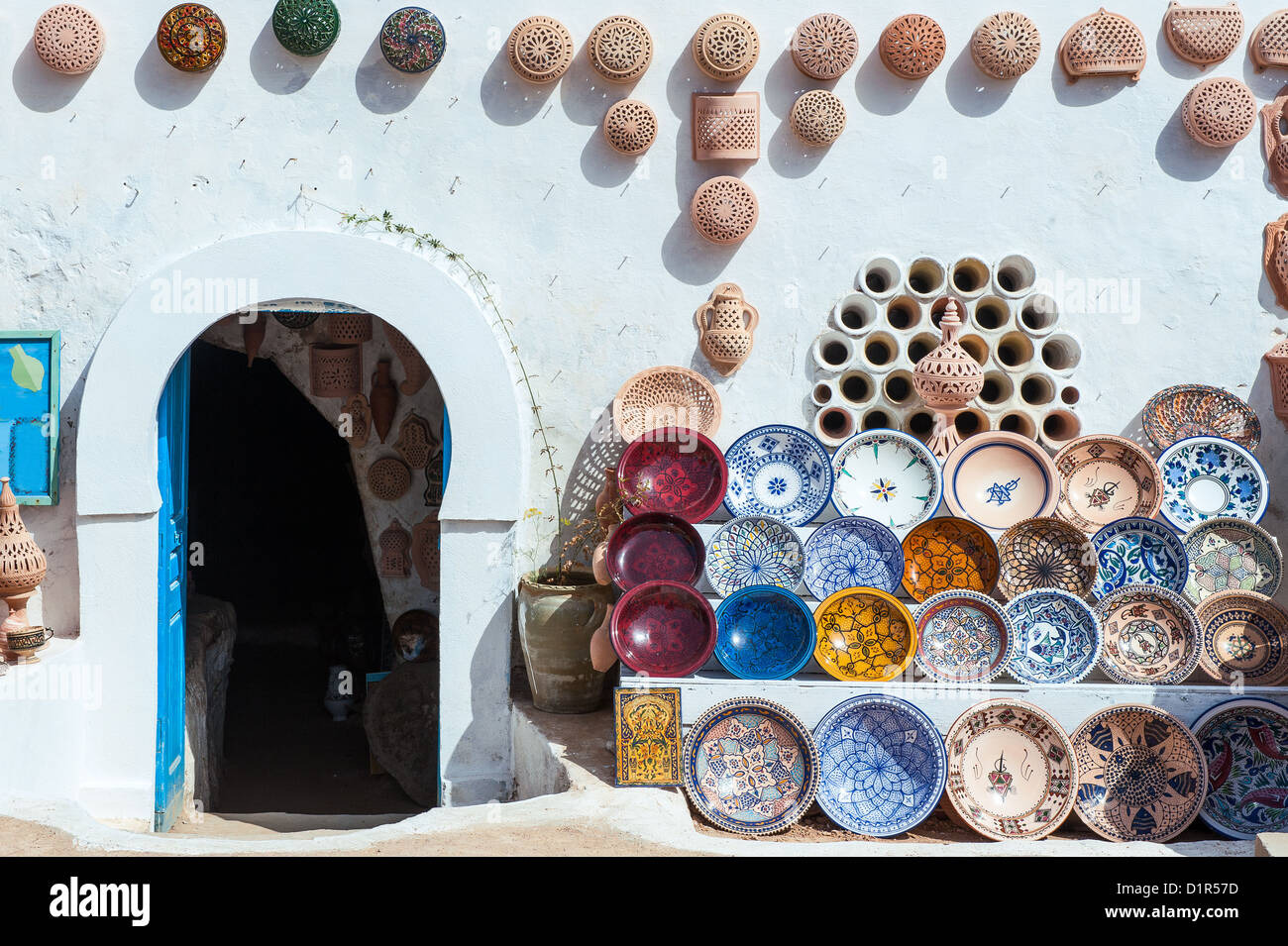 Ceramics shop hi-res stock photography and images - Alamy
