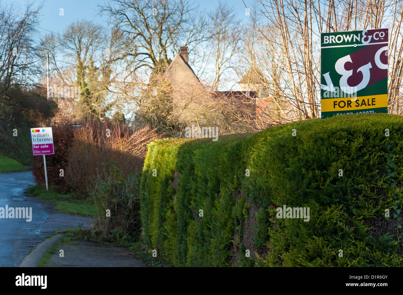 for sale sign on rural country lane Stock Photo - Alamy