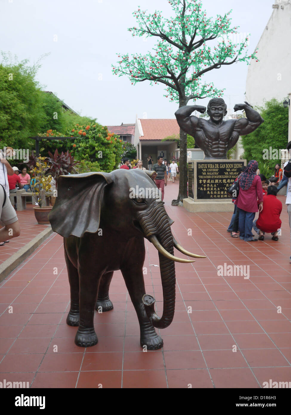 Body builder statue hi-res stock photography and images - Alamy