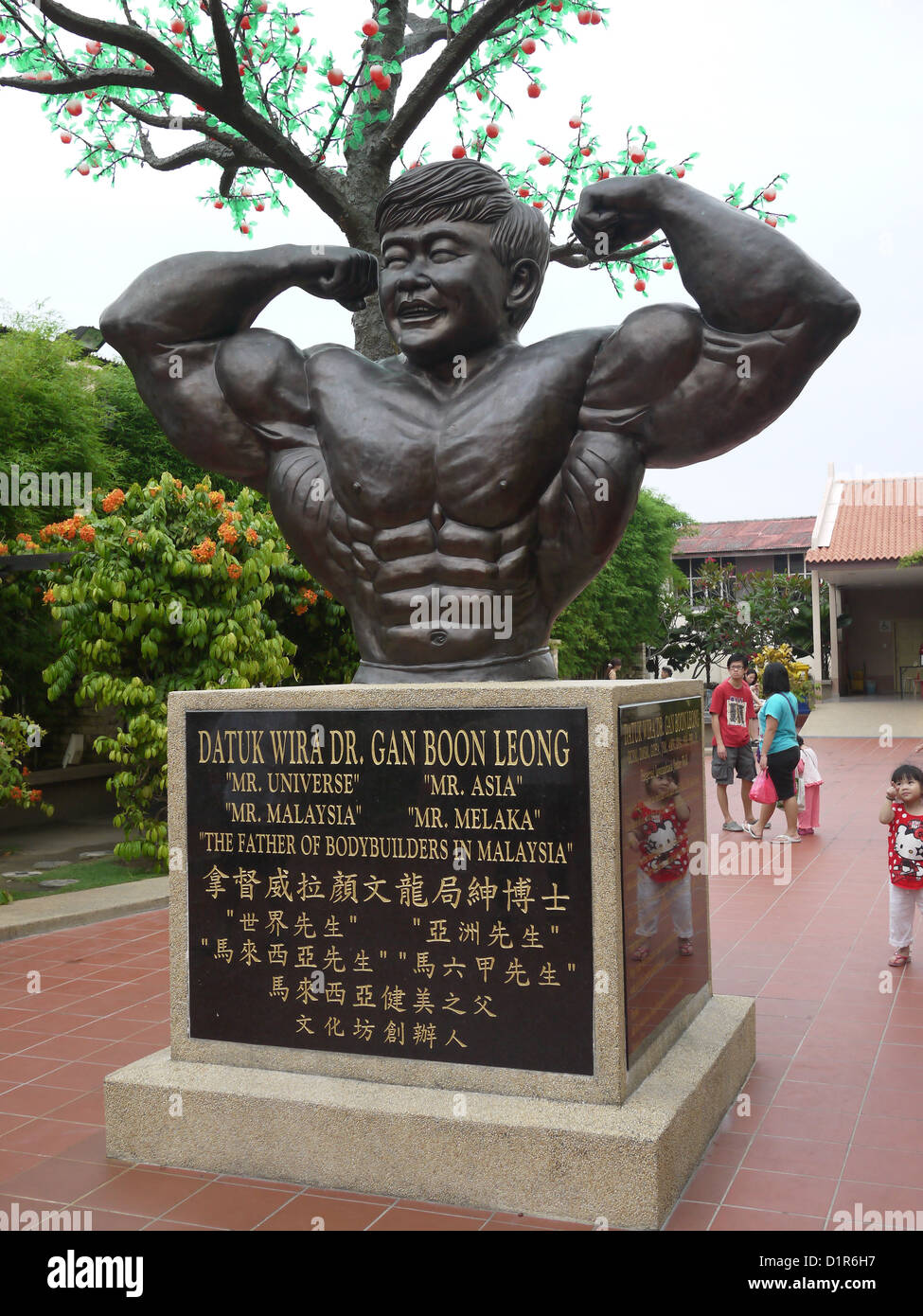 Body builder statue hi-res stock photography and images - Alamy