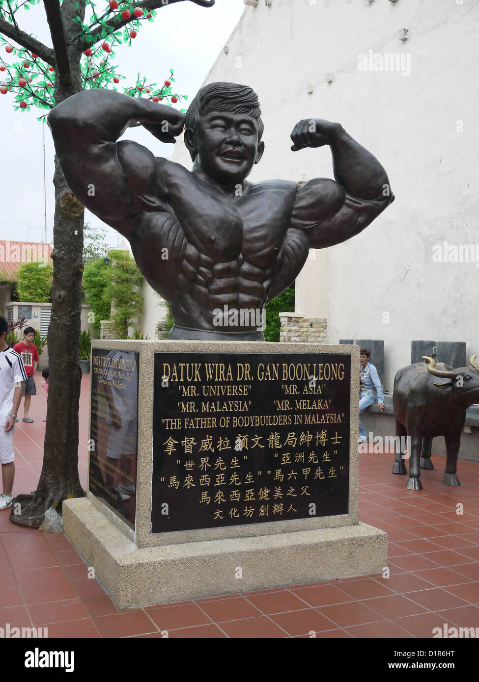 Bodybuilder statue hi-res stock photography and images - Alamy
