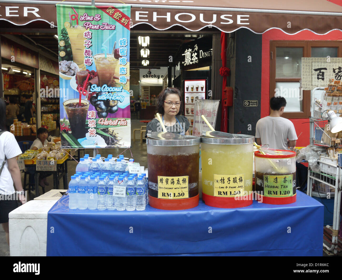asian woman selling cold drink street malaysia Stock Photo - Alamy
