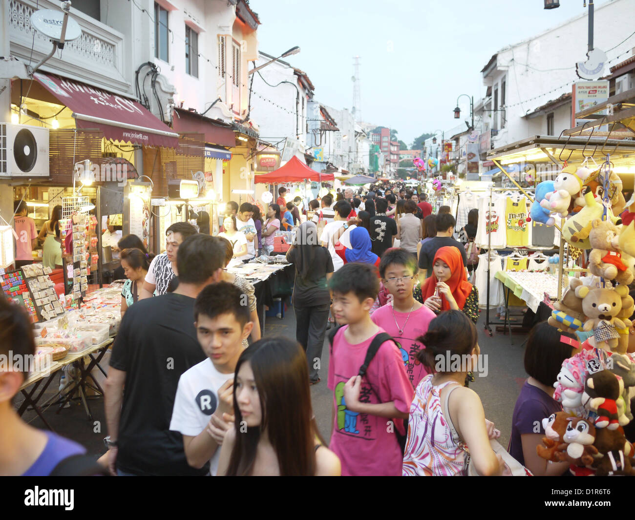 Malaysia street market vendor night Stock Photo - Alamy