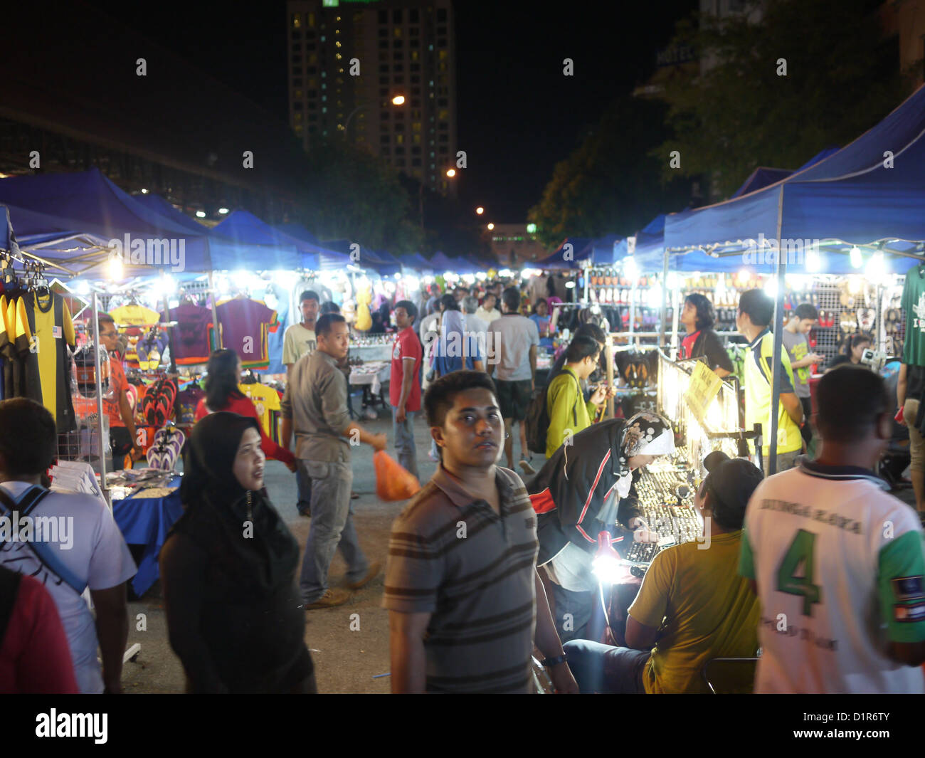 busy night market crowd Malaysia Stock Photo - Alamy