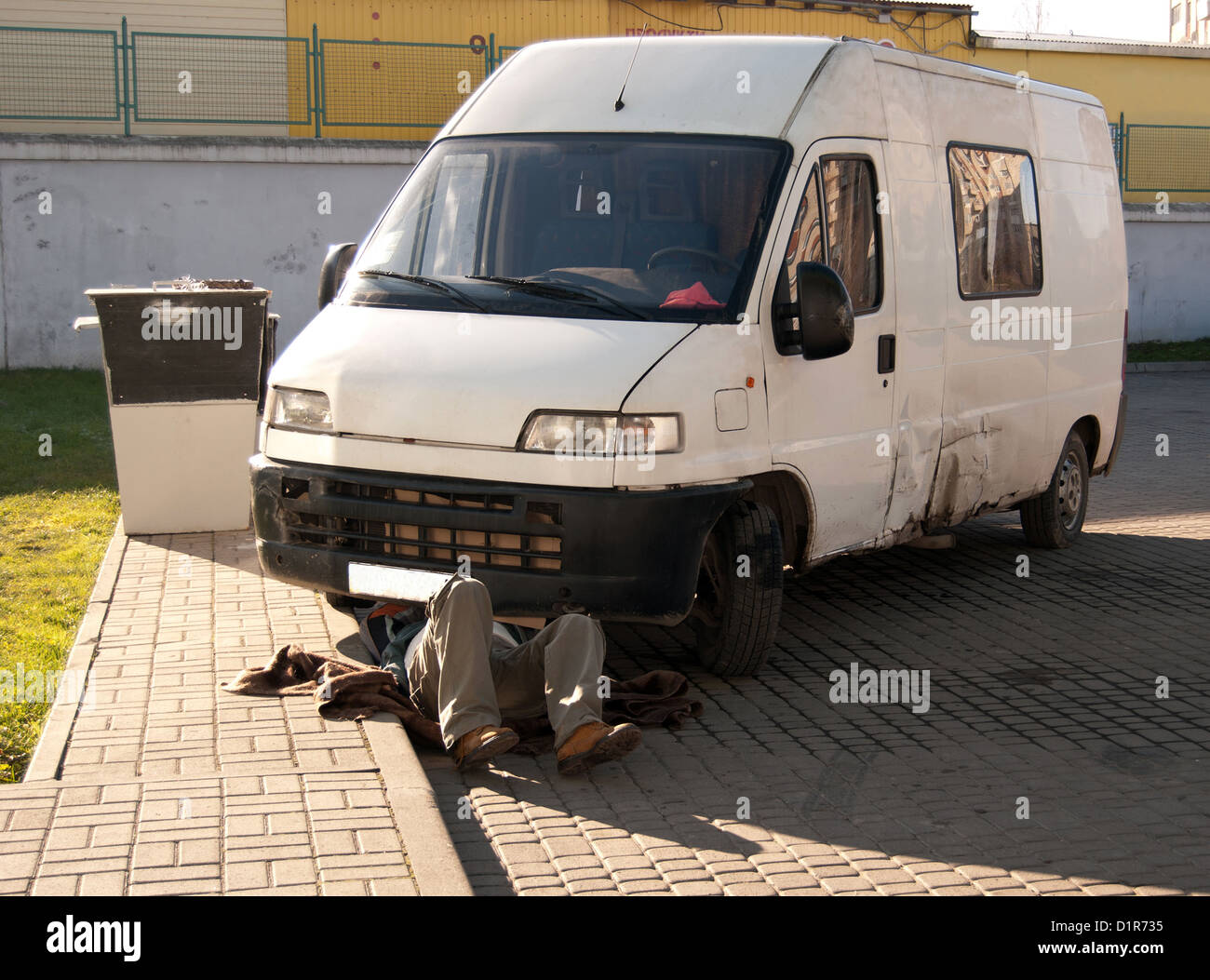 men opening trunk and checking the engine of a car Stock Photo - Alamy
